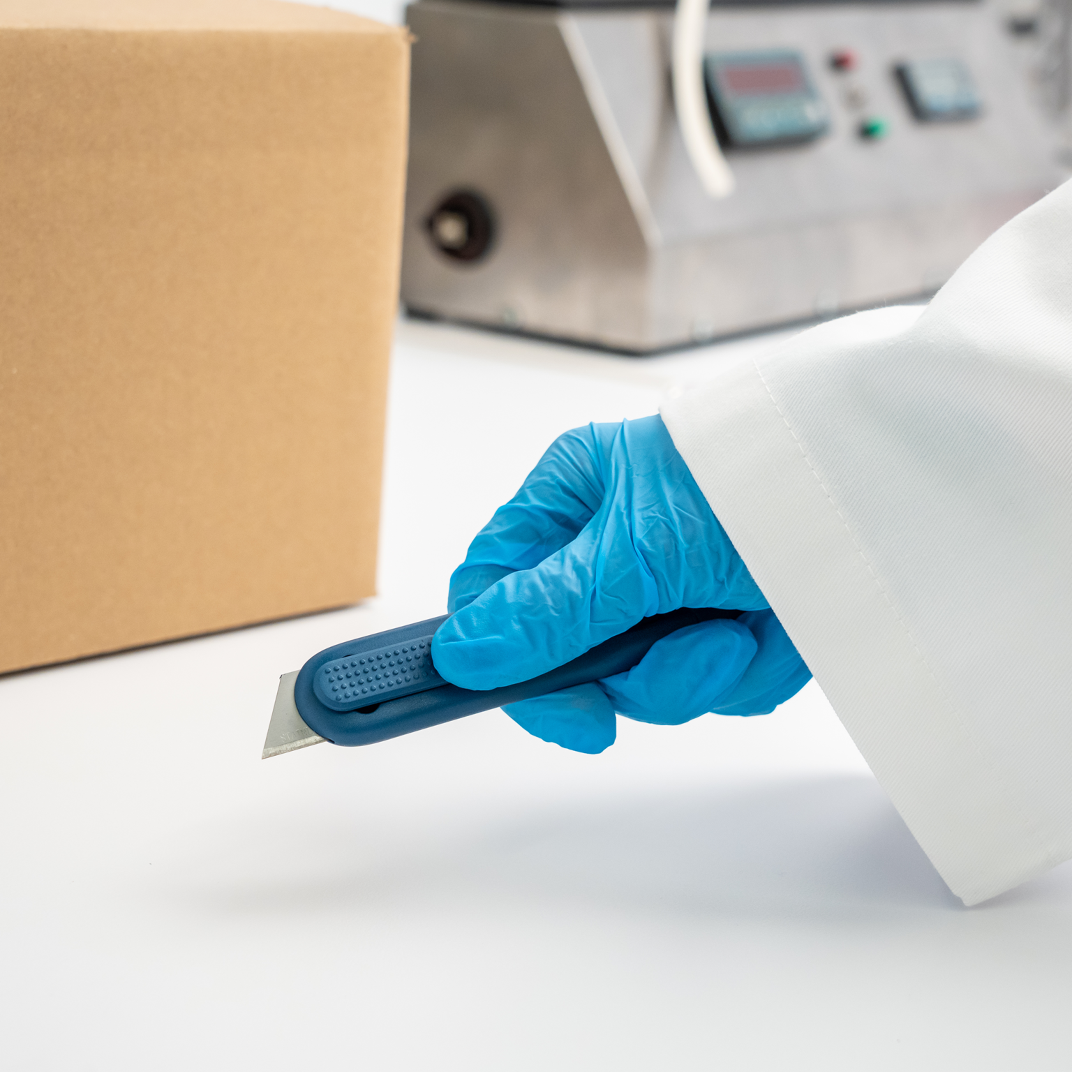 Auto-Retract Volo MD™ Safety Knife (Pointed Tip Blade) - Pacific Handy ...