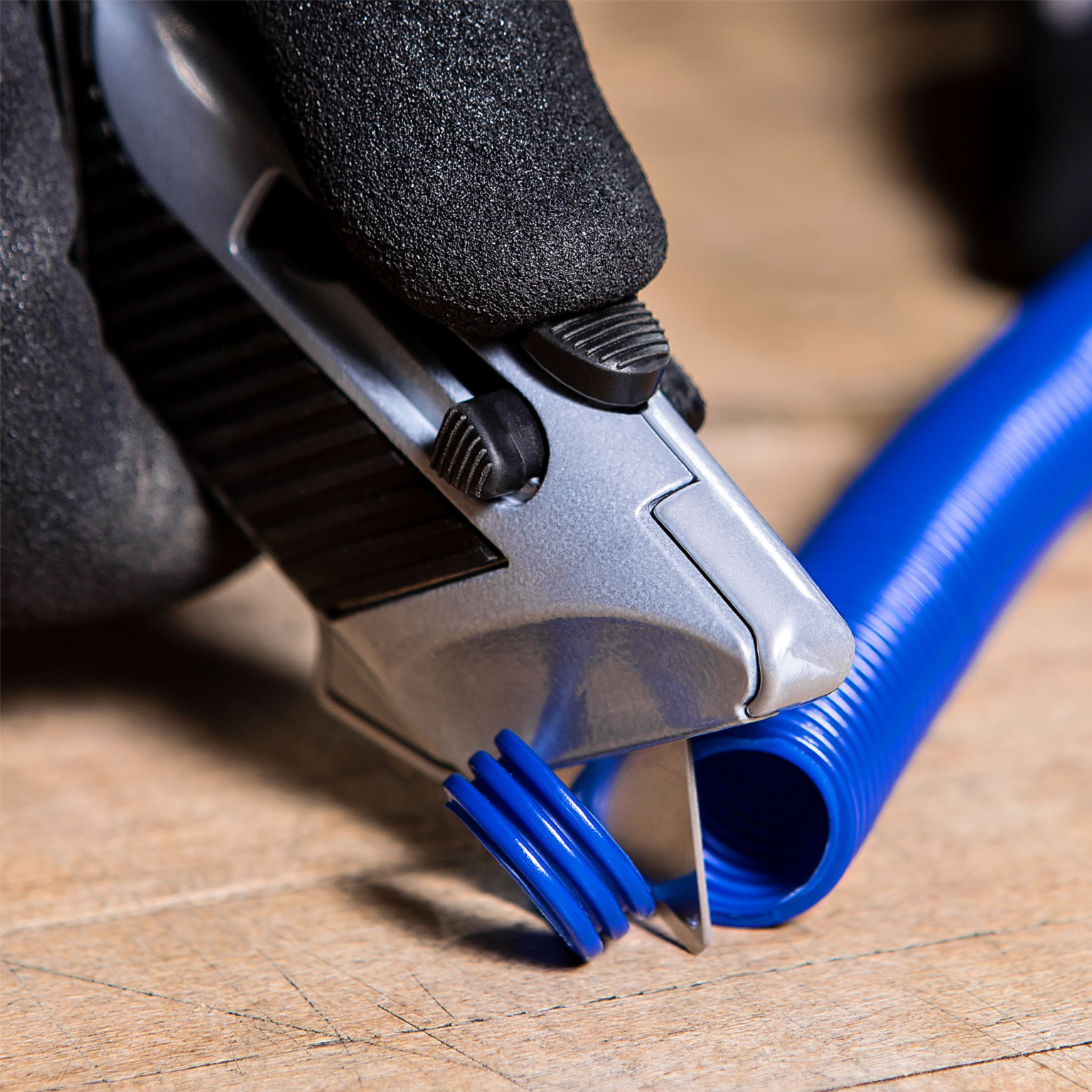 QBAR® Smart-Retract Safety Knife - Pacific Handy Cutter